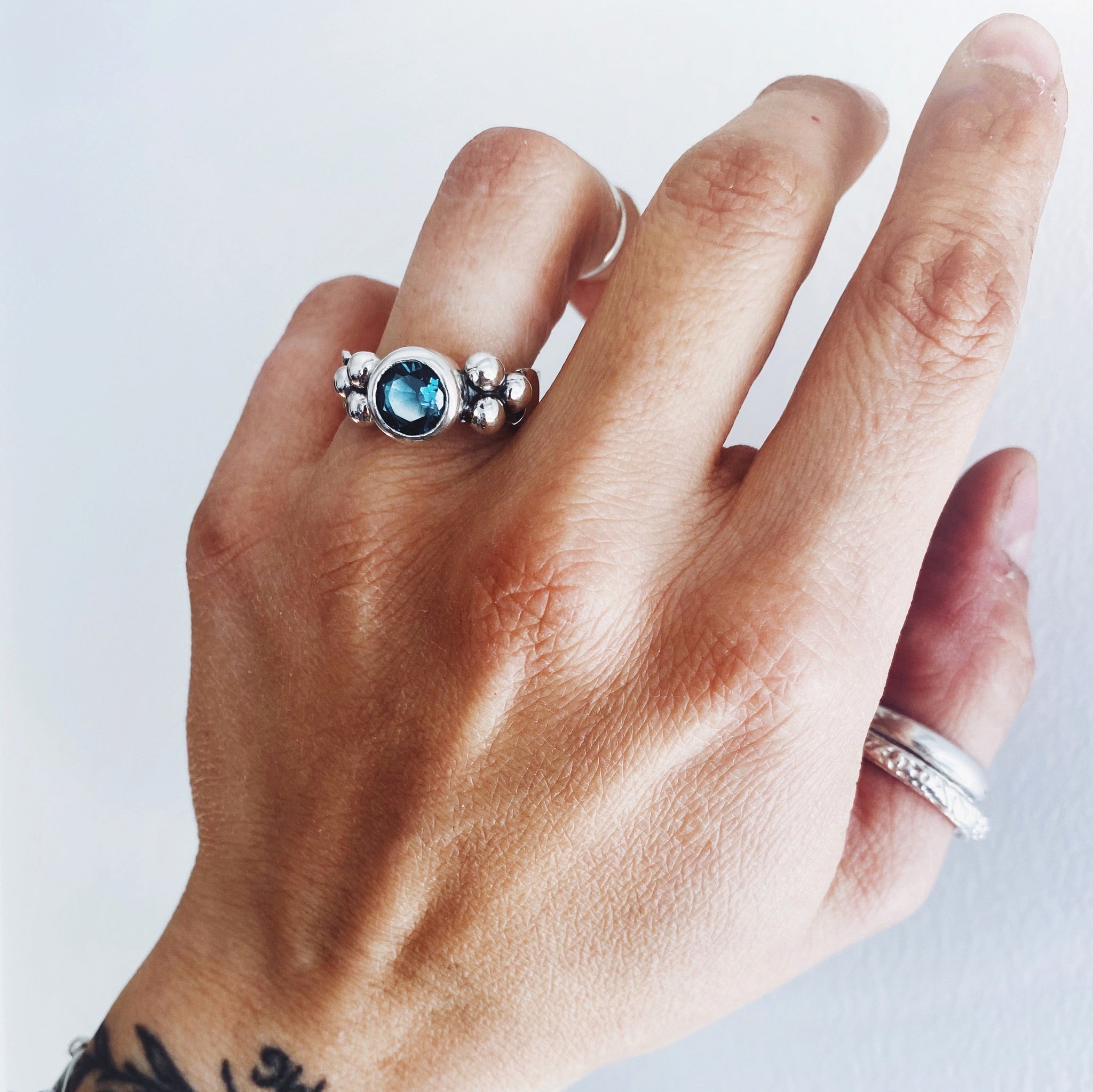 Anillo Elisa Lunar Topacio London Blue
